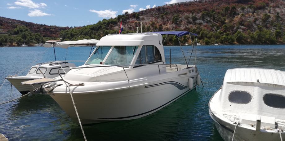 Beneteau Antares 6.6 Fishing