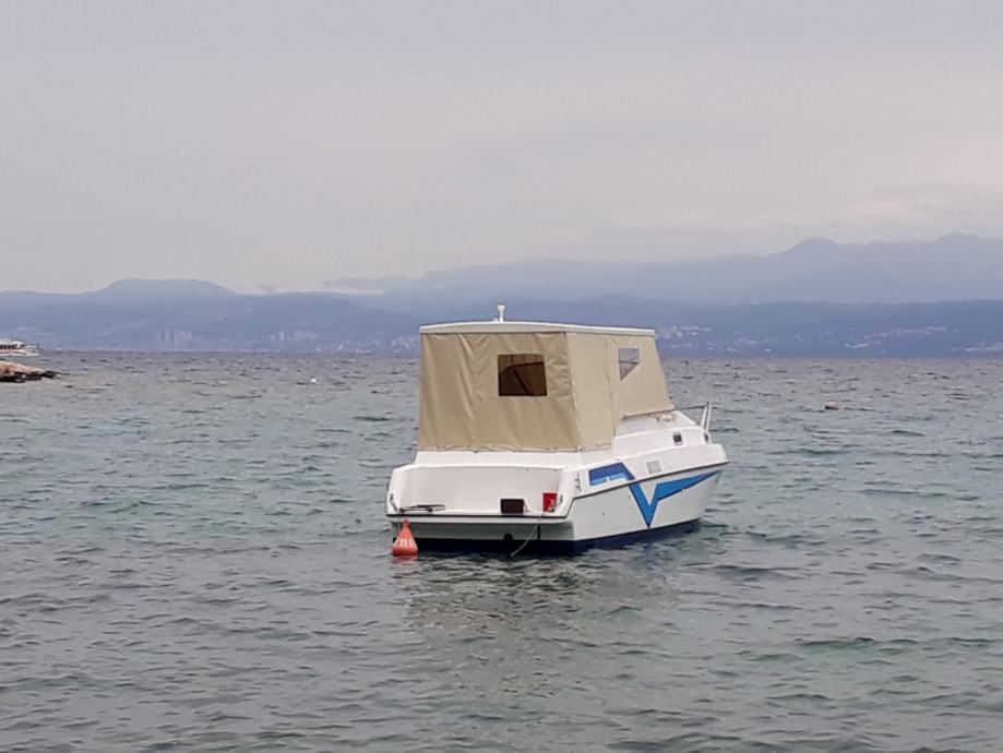 Brod - gliser s kabinom 7,75 m