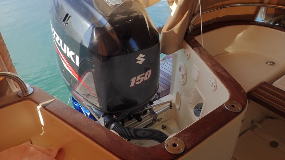 Leidi 600, crvene boje trupa sa Suzuki 150, oprema full +, top stanje