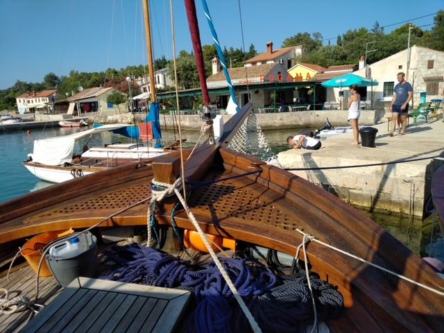 Maybe - Betina prekrasan brod za uživanje