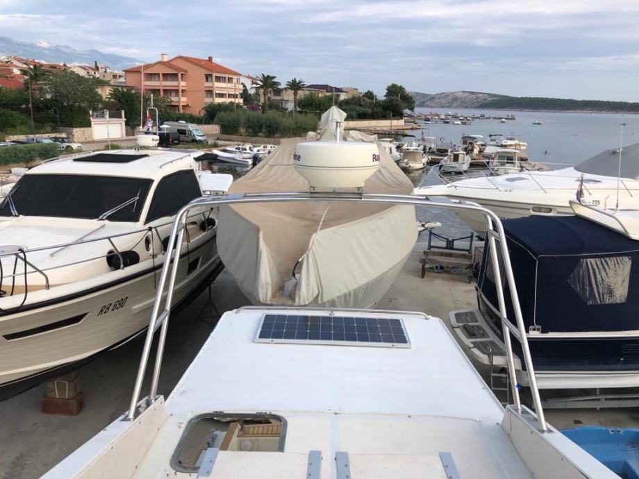 Motorna brodica s flybridgeom