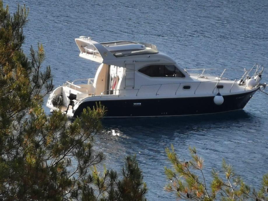 Obiteljski brod STAR 900