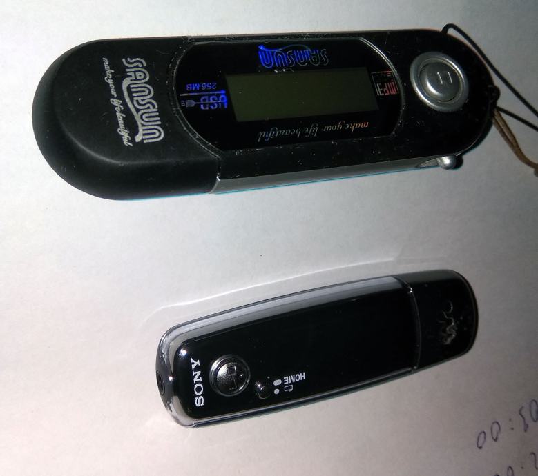 Dva usb mp3 player 256mb Sansun i 512mb Sony NW-E002