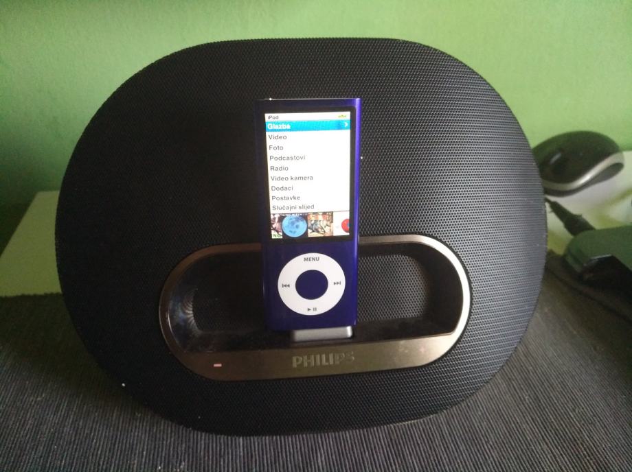 iPod nano (5th generation) + Philips dock
