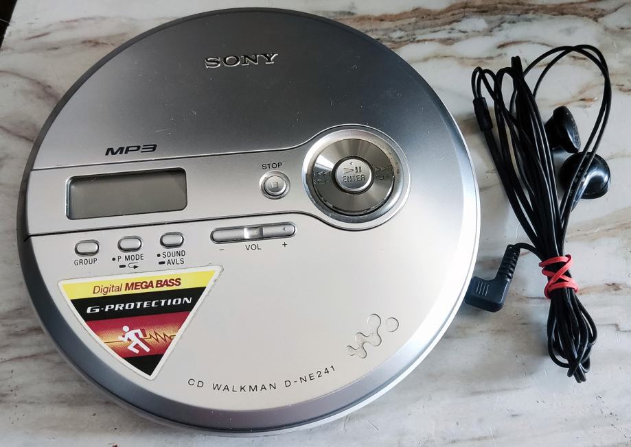 Odličan discman Sony D-NE241 DNE241 + in.ear slušalice Sony MDR-E706
