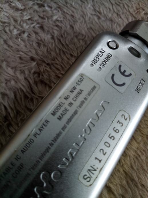 Sony NW-E507 / 1GB Digitalni USB MP3 Player sa radiom / FM Tuner