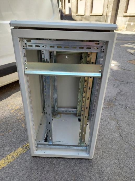 Samostojni komunikacijski/mrežni ormar DIGITUS 22u serije DN-19-ST