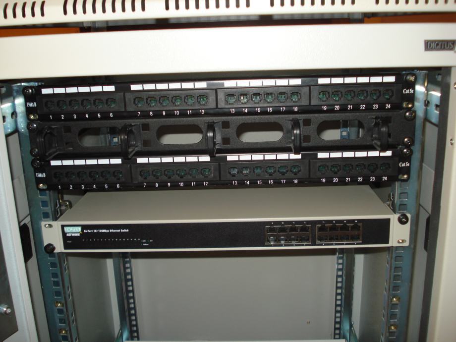 DIGITUS 16U mrežni ormar+patch paneli+switch+strujna letva