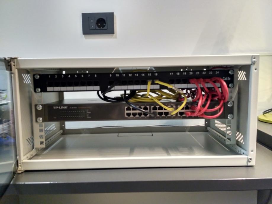 komunikacijski ormar + 24 port switch + patch panel cat 5e