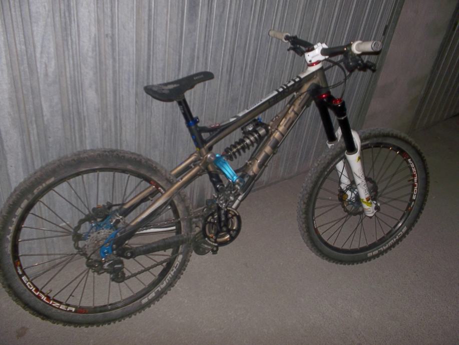 Prodajem ili mjenjam dh / fr bike Cube Hanzz Pro 2011