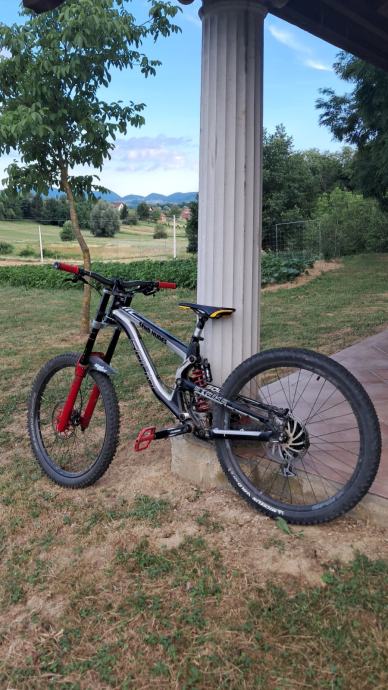 Solid strike evo factory 2019 (Custom downhill bicikl)