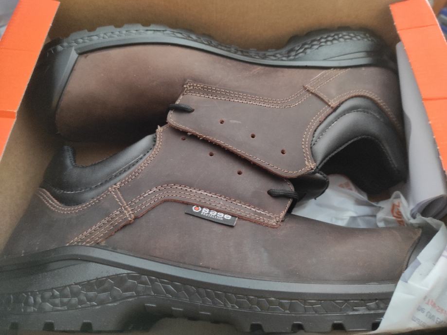 Vrhunske radne cipele Base broj 48 i broj 49