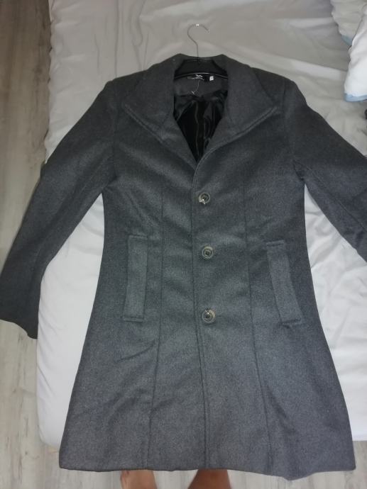 Muški kaput Veličina M ali je uski kroj više odgovara S