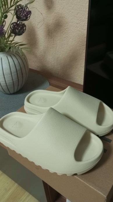 Yeezy bone slide (40)