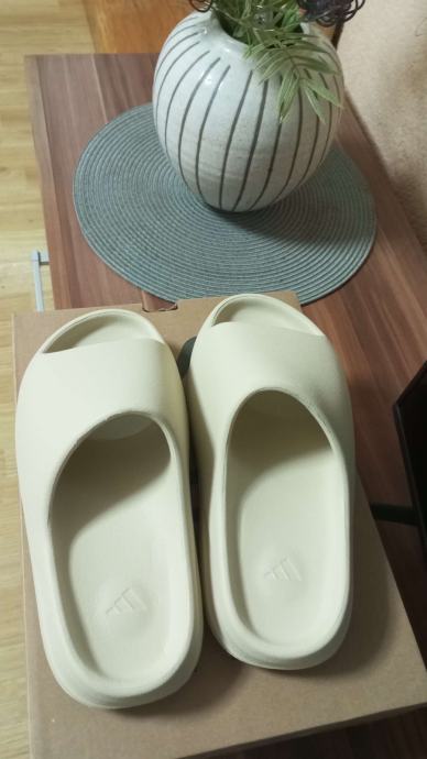 Yeezy bone slide (40)
