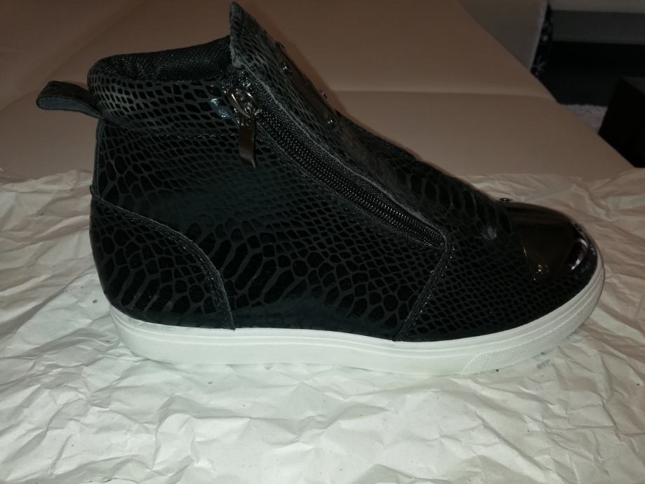 Crne visoke tenisice