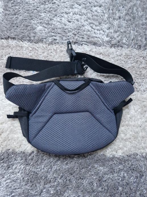 Deuter torbica oko pasa