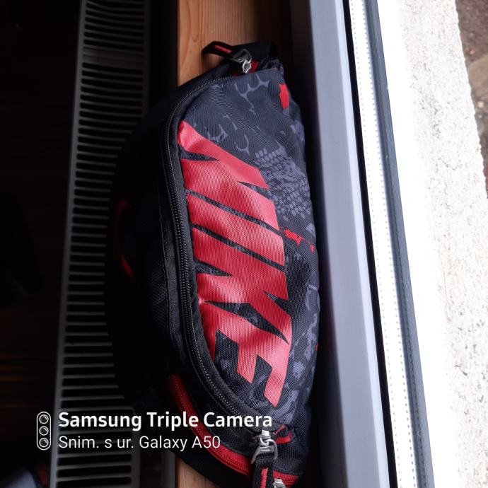 Nike pederuša oko struka