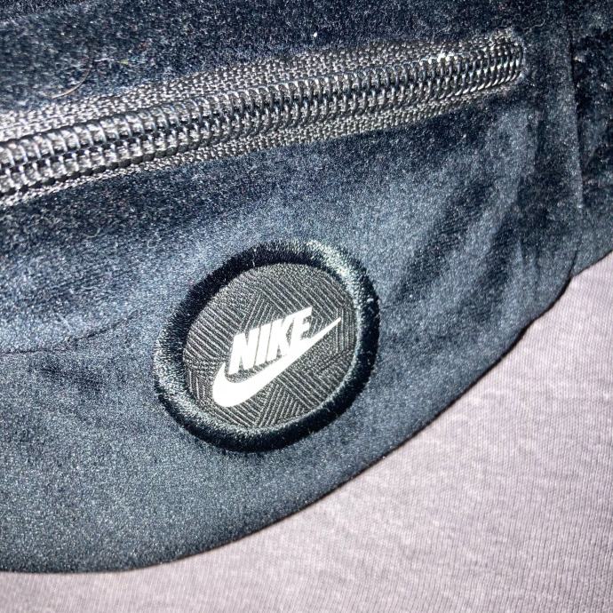 Nike plišana pederuša