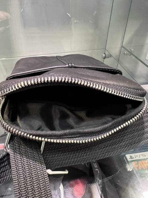 Torbica muška oko jednog ramena kožna ručni rad crna,NOVO,RAČUN!