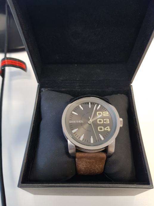 Diesel sat iz osobne kolekcije jako ocuvan Hitno!!