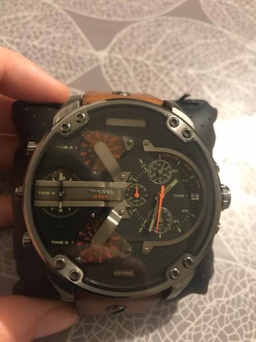 Prodajem original sat Diesel kao Nov