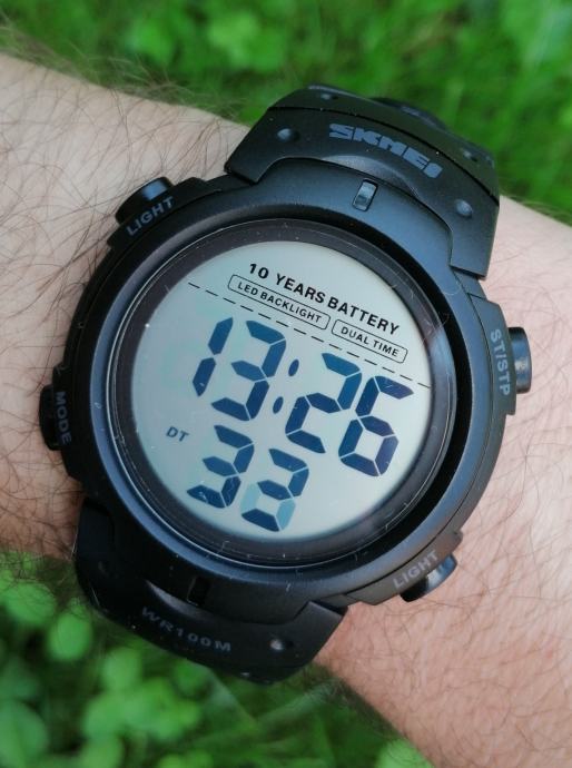 SKMEI modni digitalni kvarcni 100m vodootporni ručni sat crne boje