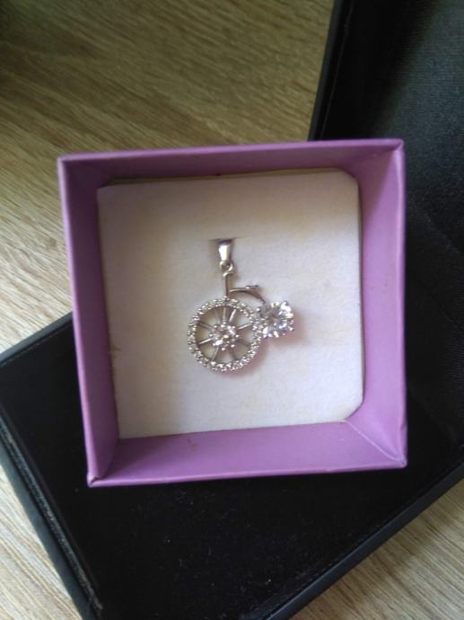 Srebrni privjesak s cirkonima