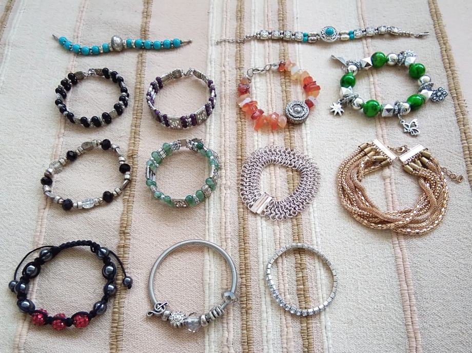 Narukvice, satovi, nokti i flašice od parfema prodajem sve u lotu