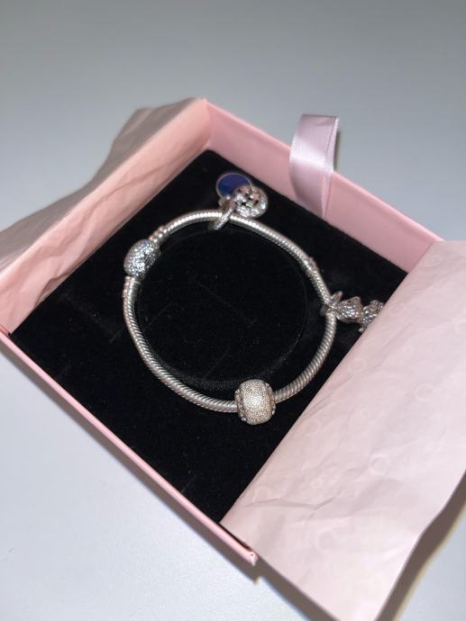 Pandora narukvica sa privjescima