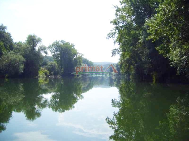 1800 m2 nedaleko rijeke Kupe