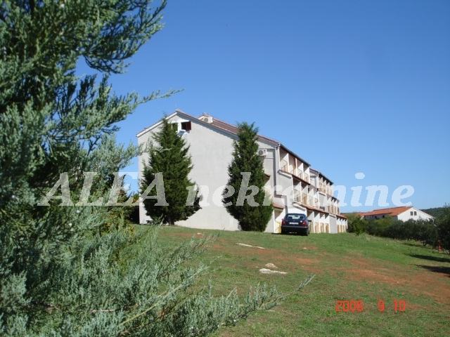 Apartman 39 m2 s pogledom na more, Duga Uvala, samo 200 m od mora (prodaja)