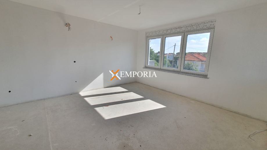 Novi apartman s garažom, 40 m od mora - Petrčane