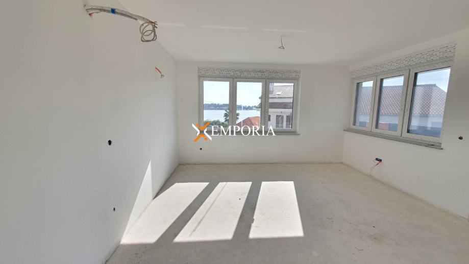 Novi apartman s garažom, 40 m od mora - Petrčane