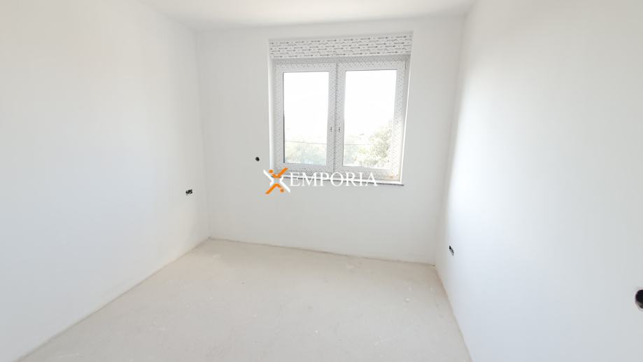 Novi apartman s garažom, 40 m od mora - Petrčane