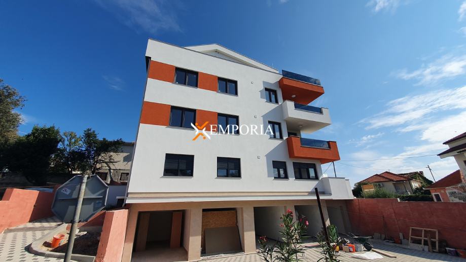 Novi apartman s garažom, 40 m od mora - Petrčane