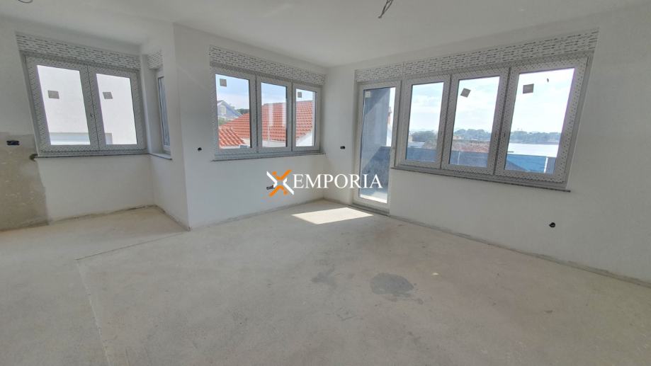 Novi apartman s garažom, 40 m od mora - Petrčane