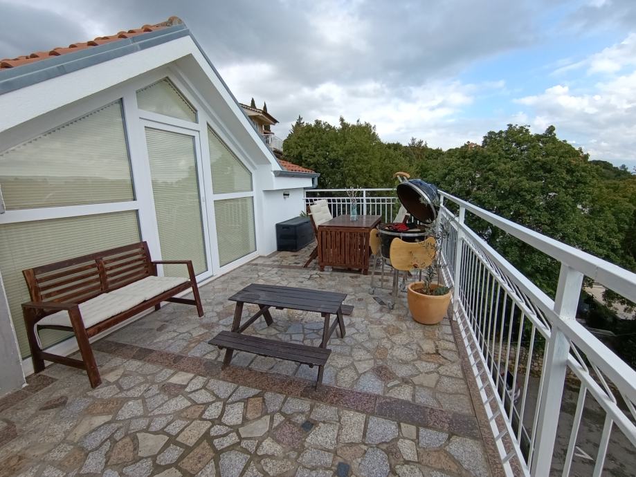 Atraktivan stan,70 m2, sa velikom terasom i parkingom, *REZERVIRANO ...