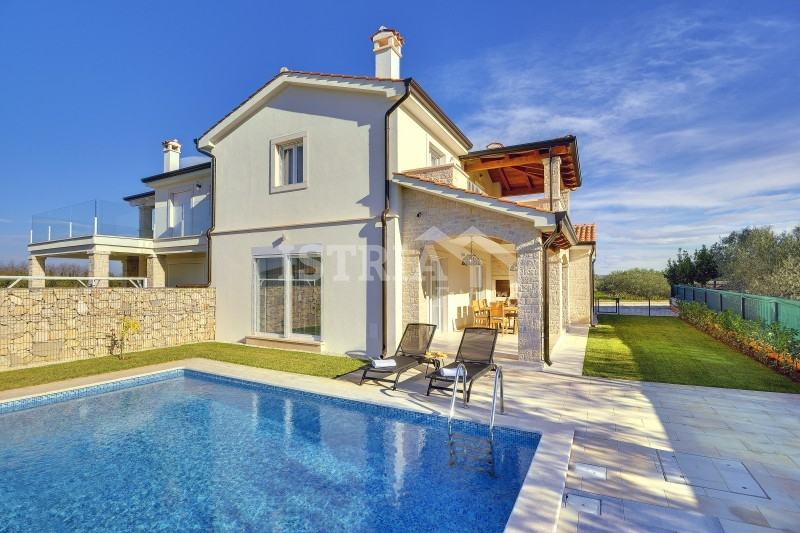 Atraktivna vila sa bazenom i pogledom na more (prodaja)