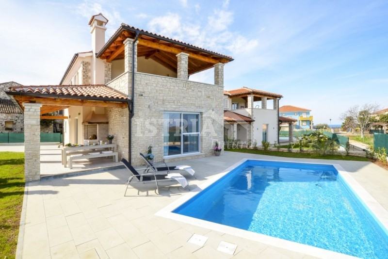 Atraktivna vila sa bazenom i pogledom na more (prodaja)