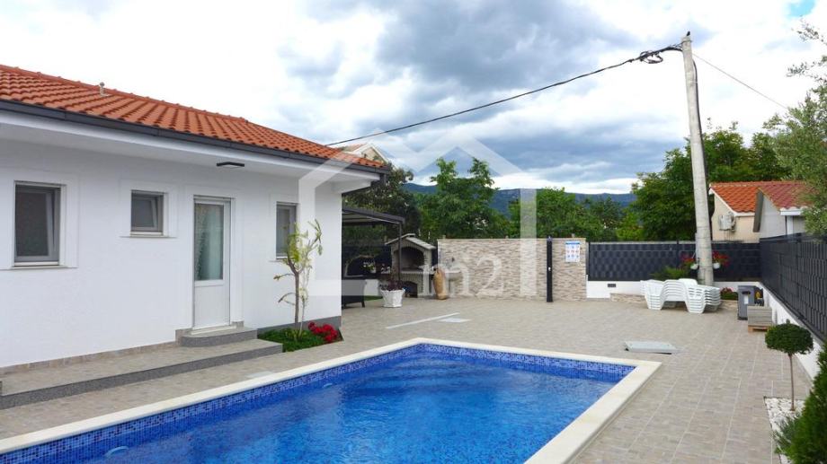 ATRAKTIVNA VILA S BAZENOM (prodaja)