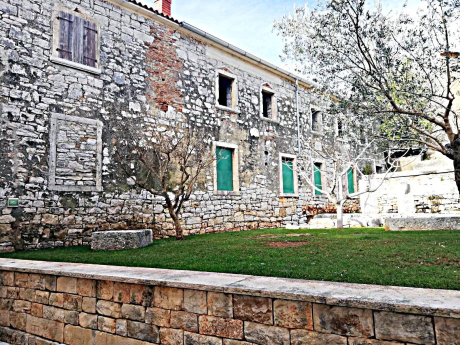 Autohtona kamena kuća iz 1889.godine u starogradskoj jezgri Bala (prodaja)