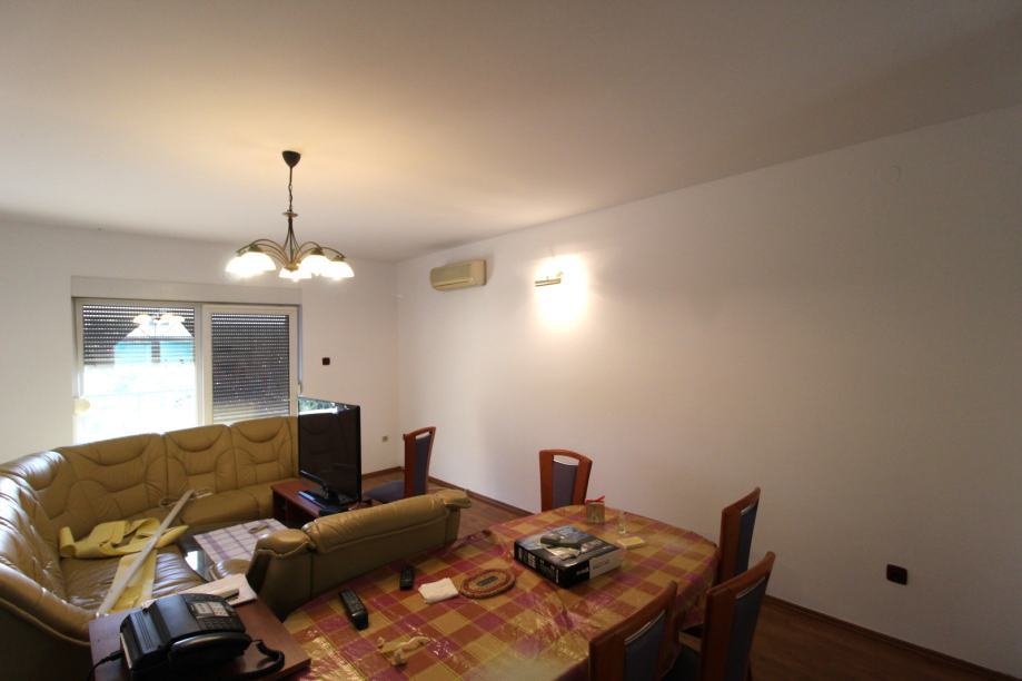 Bijenik*4-sobni stan*150 m2*na 2. katu*odmah useljiv* (iznajmljivanje)