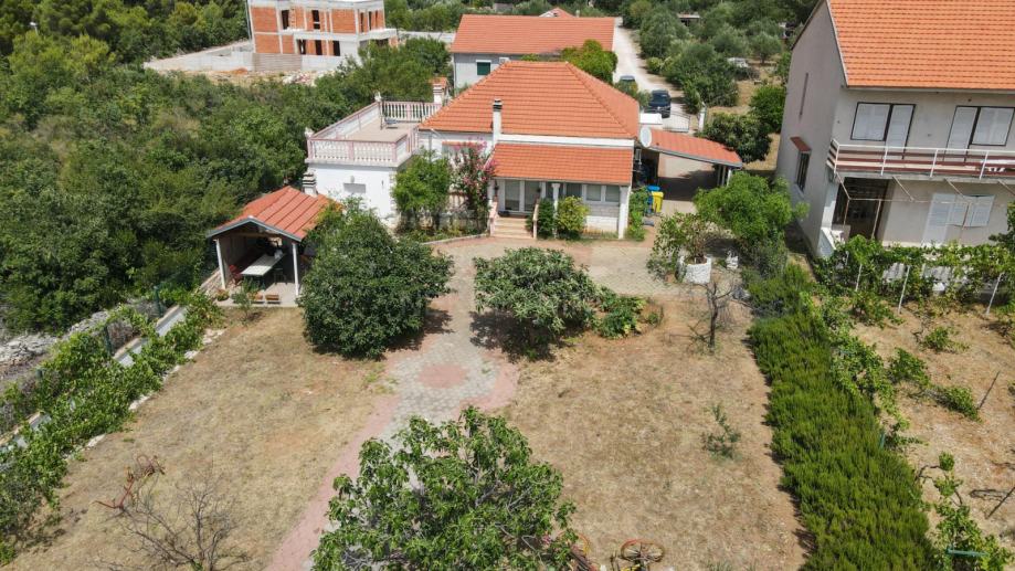 Bilice, obiteljska kuća na mirnoj lokaciji s velikim dvorištem (prodaja)