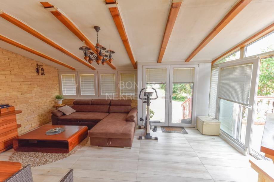 Bilice, obiteljska kuća na mirnoj lokaciji s velikim dvorištem (prodaja)