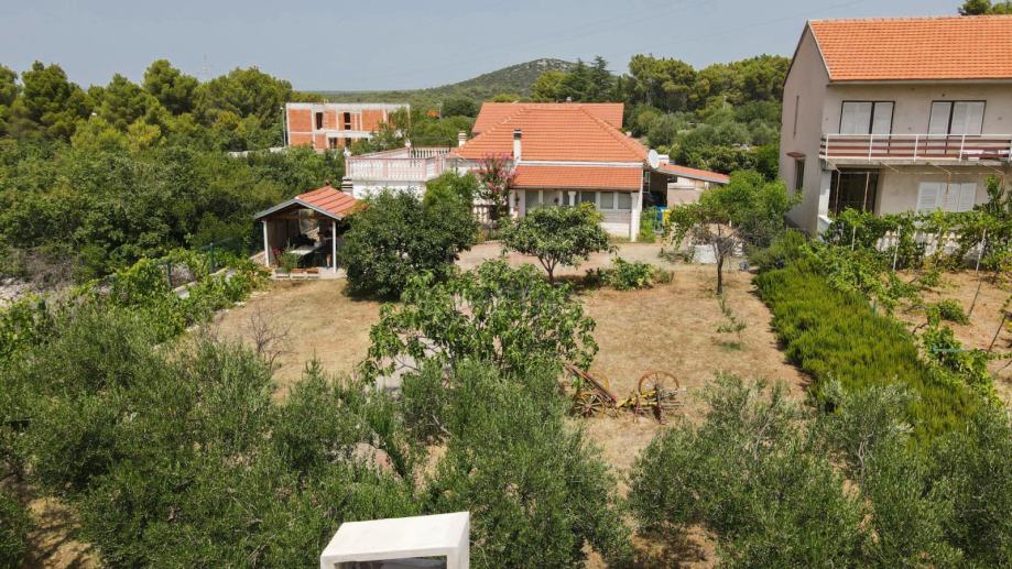 Bilice, obiteljska kuća na mirnoj lokaciji s velikim dvorištem (prodaja)