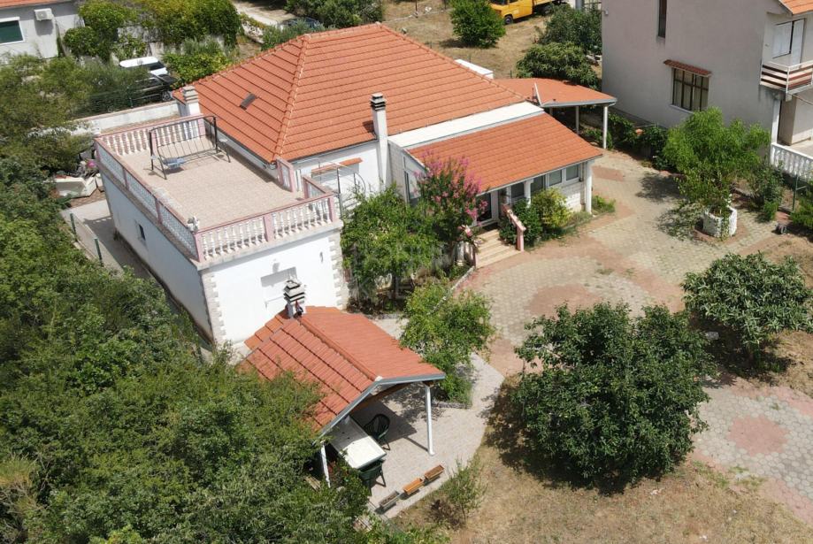 Bilice, obiteljska kuća na mirnoj lokaciji s velikim dvorištem (prodaja)