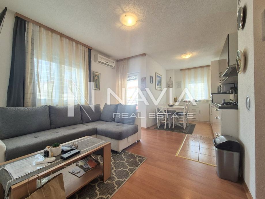 BIOGRAD NA MORU, STAN S VELIKOM TERASOM I DVA PARKIRNA MJESTA (prodaja)