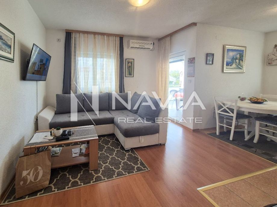 BIOGRAD NA MORU, STAN S VELIKOM TERASOM I DVA PARKIRNA MJESTA (prodaja)