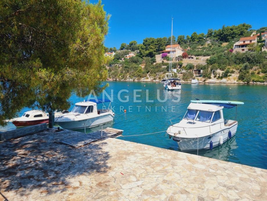 Brač - kamena vila prvi red uz more, vez za brod (prodaja)